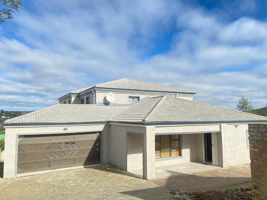 HOUSE OF J MFUNDISI, West Hill (updated prices 2025)