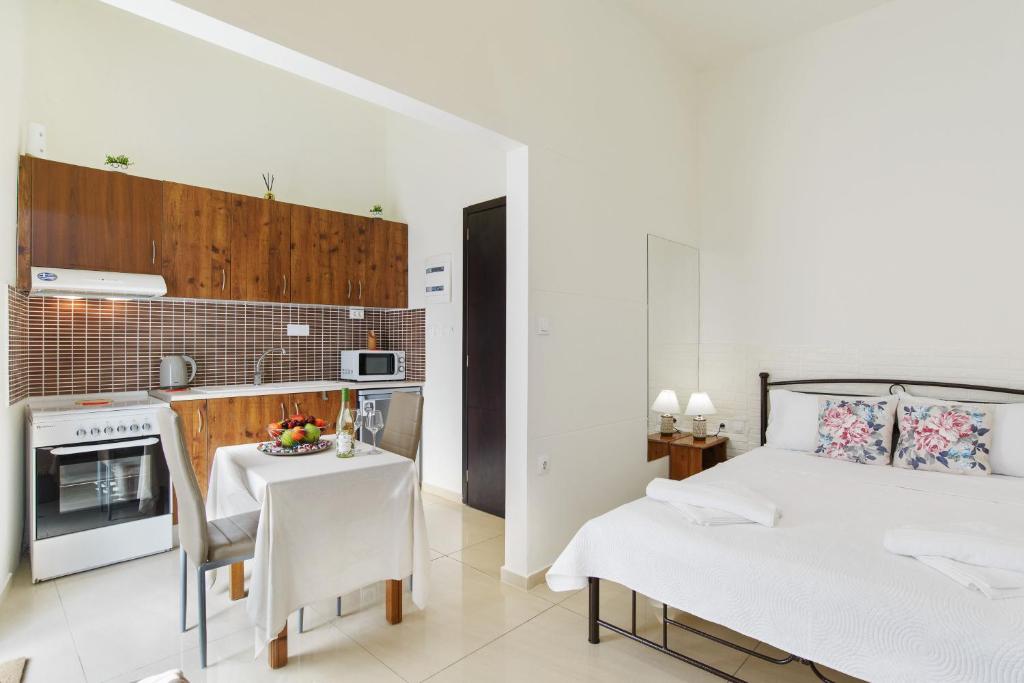 Helios studio next to the sea BY APOKORONAS-VILLAS, Kalyves (updated ...