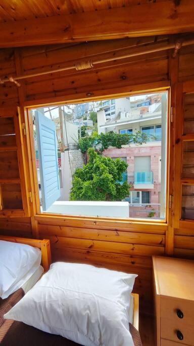 Yellow and blue relax house, Piraeus (updated prices 2025)