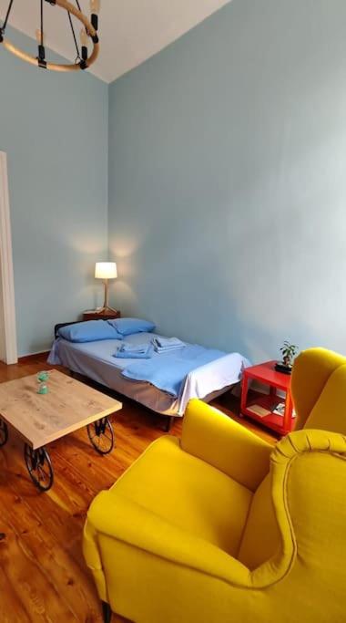 Yellow and blue relax house, Piraeus (updated prices 2025)