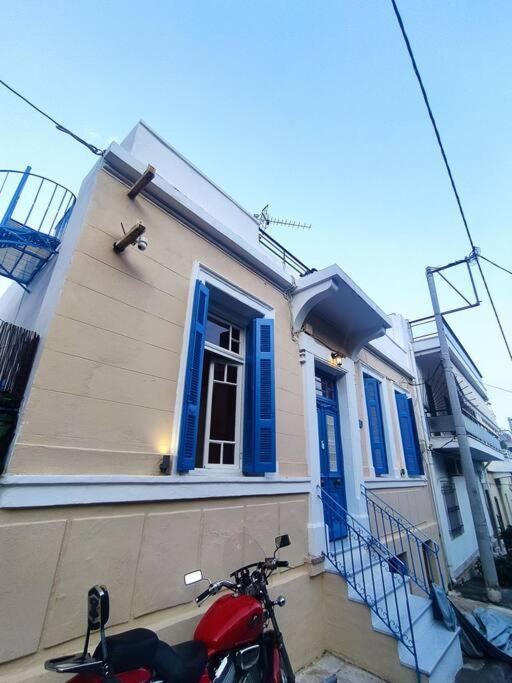 Yellow and blue relax house, Piraeus (updated prices 2025)