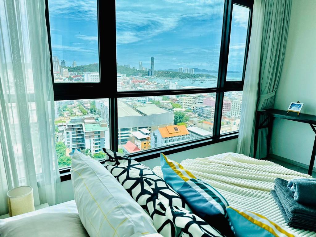The BASE Central PATTAYA 2BED King&Queen SKY SeaView & Infinity Pool ...