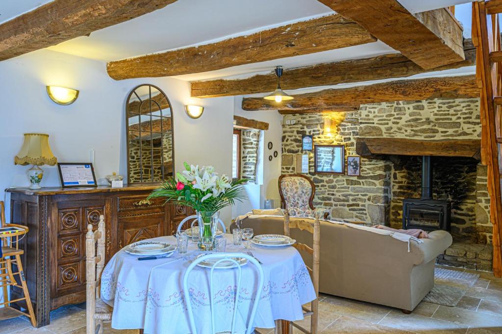 Ty Chaumière - Charmante Petite Chaumière en pierre avec jardin, Theix ...
