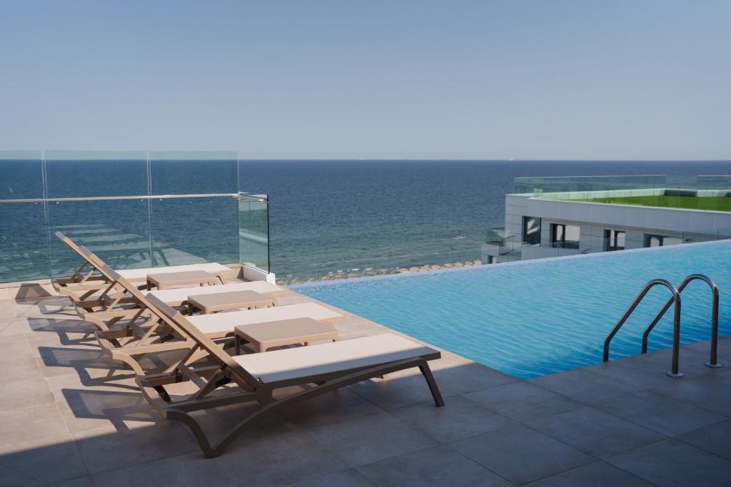 Mustard Skyline Alezzi Infinity Pool&Spa Resort, Năvodari – Precios ...