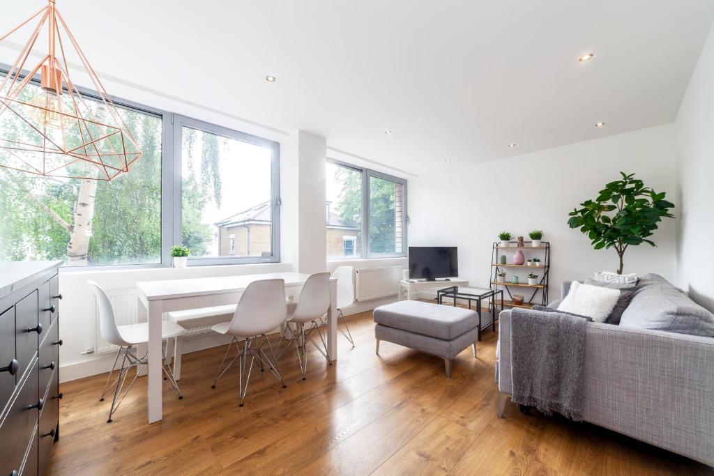Modern and bright 2 BDR flat in Clapham Common, London (updated prices ...