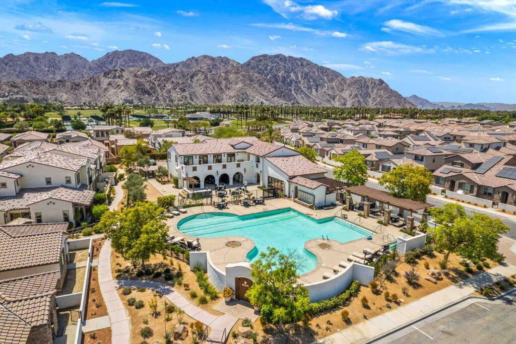 Sunny Oasis 2 BD w/bonus loft, Sleeps 6, Pool, Gym, La Quinta ...