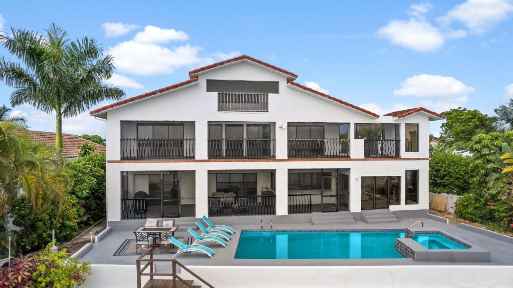 Amazing Water Front Views, Sleeps 10, Heated Pool - Waterfront Oasis ...