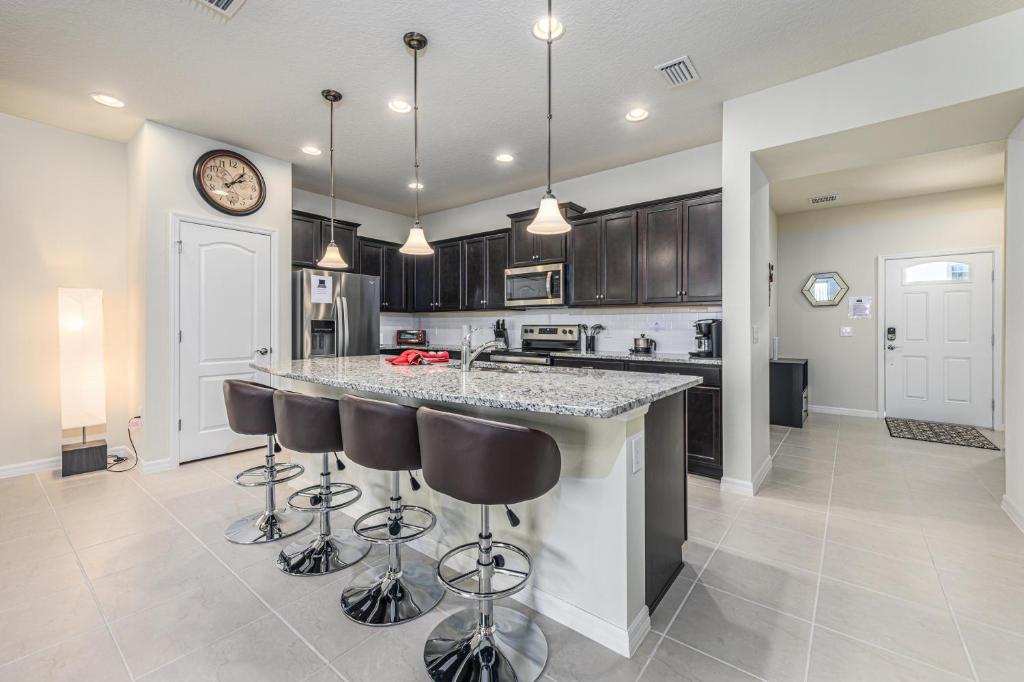 BSV8919 - Gorgeous 5 Bedroom 4 Bath Townhome with Private Pool & Free ...