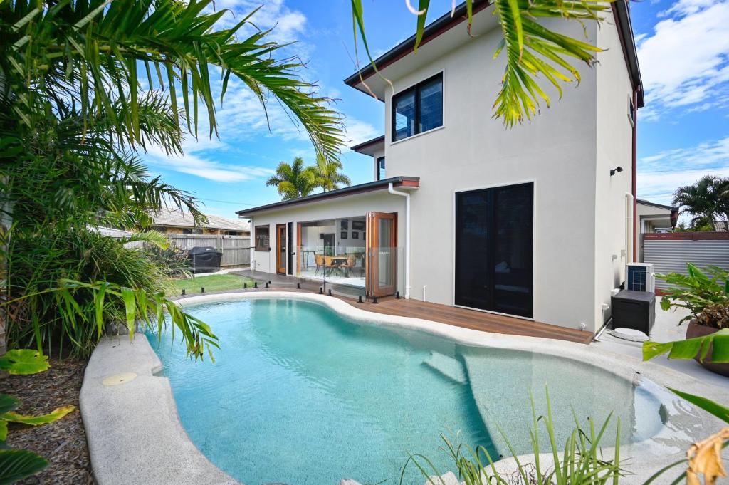 Stylish Beach Side Gem - pool, beach ZG7, Kawana Waters (updated prices ...