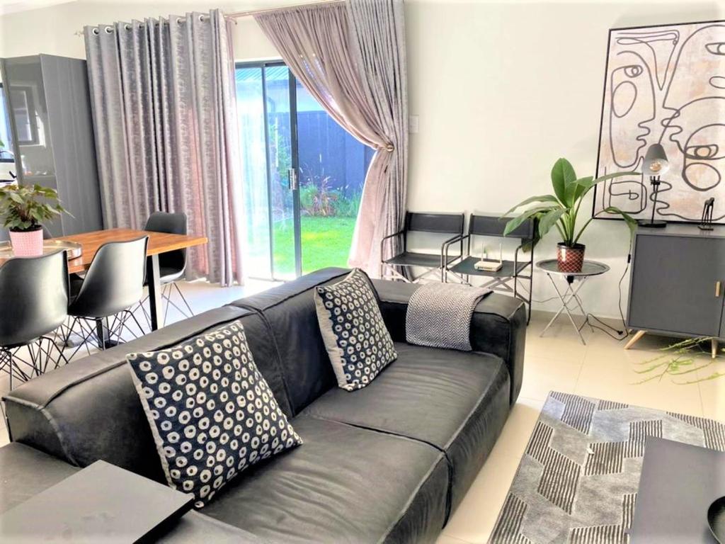 Apartment Contemporary 4 bed house in Hillside - 2117, Bulawayo ...