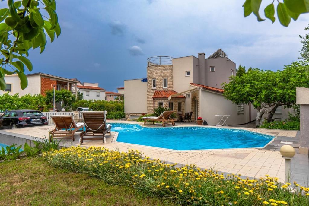 Seaside family friendly house with a swimming pool Vir - 21522, Vir ...