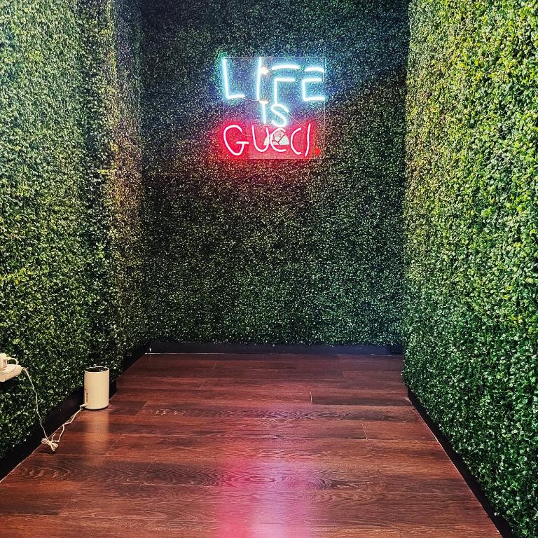 The Gawdy Den with Fast WIFI 2 minutes from Downtown Houston!, Houston ...