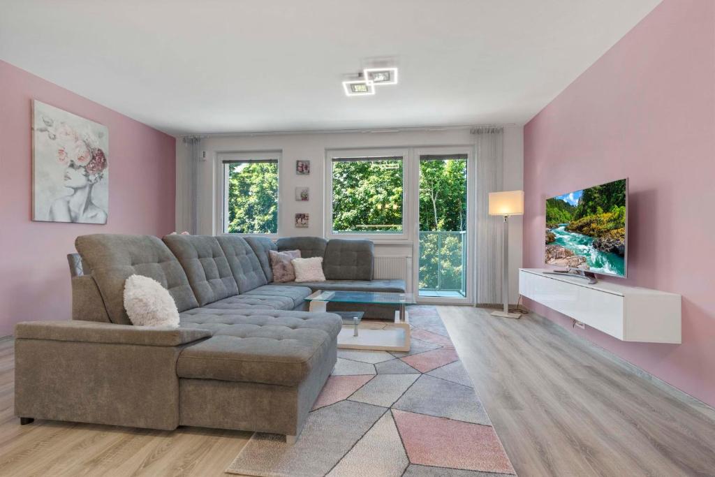 Air-conditioned 75m2 apartment next to the airport - FREE PARKING ...