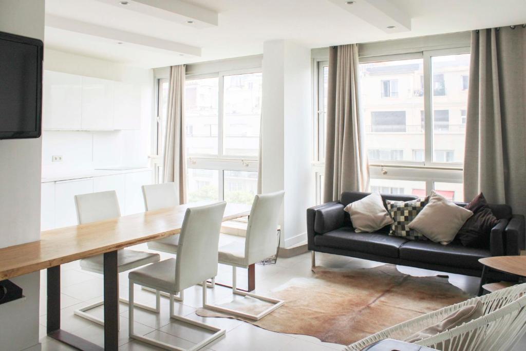 Luminous cocoon near the Statue of Liberty, Paris (updated prices 2025)