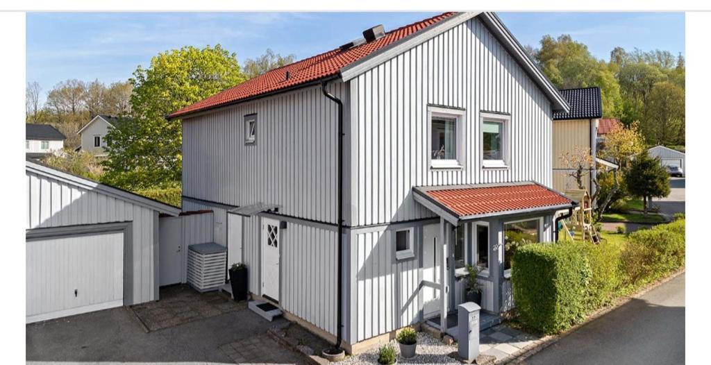 Modern and luxurious house -13 min by train from Gothenburg, Surte ...