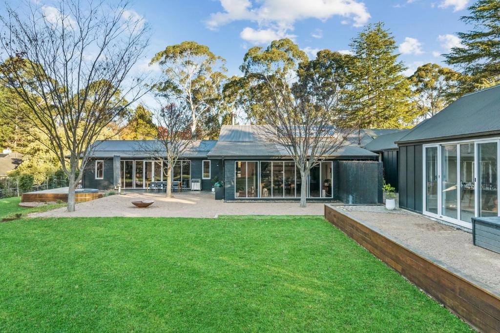 Black Cockatoo Burradoo, Burradoo (updated prices 2025)