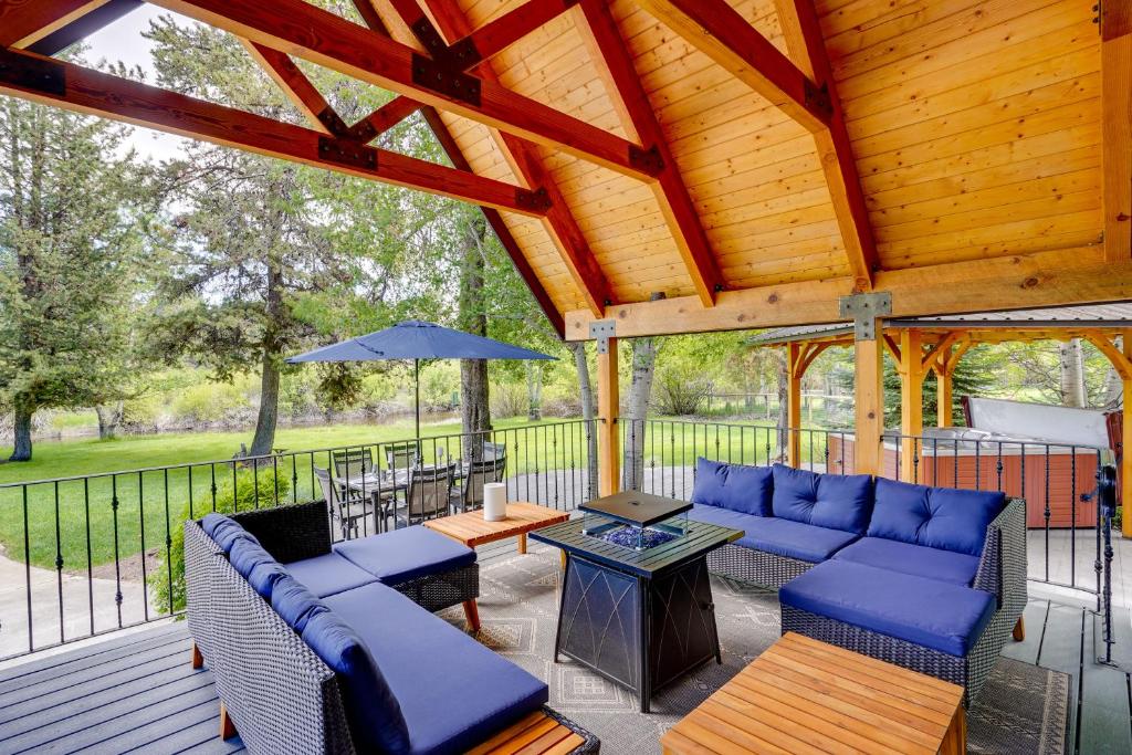 Waterfront Home with Hot Tub and Fire Pit in Sunriver!, Sunriver ...