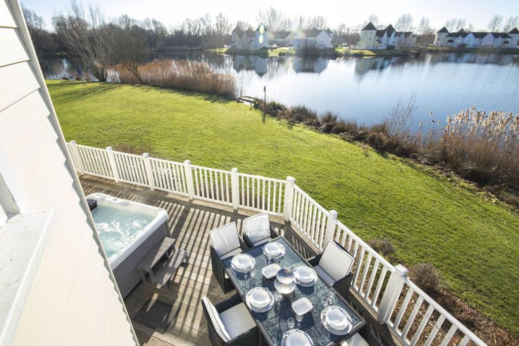 Windrush Lake 80 & 81, Waterlow Lodge P, South Cerney (updated prices 2025)