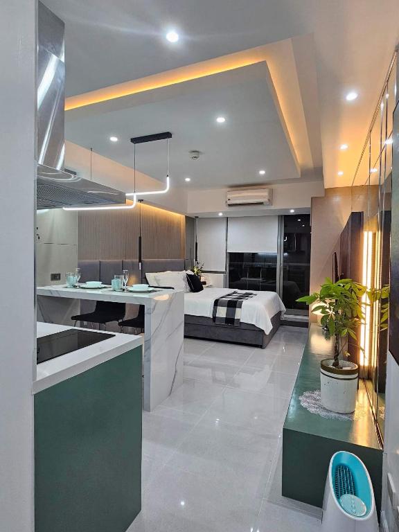 Luxury Condo at Azure Urban Resort Residences, Manila (prezzi ...