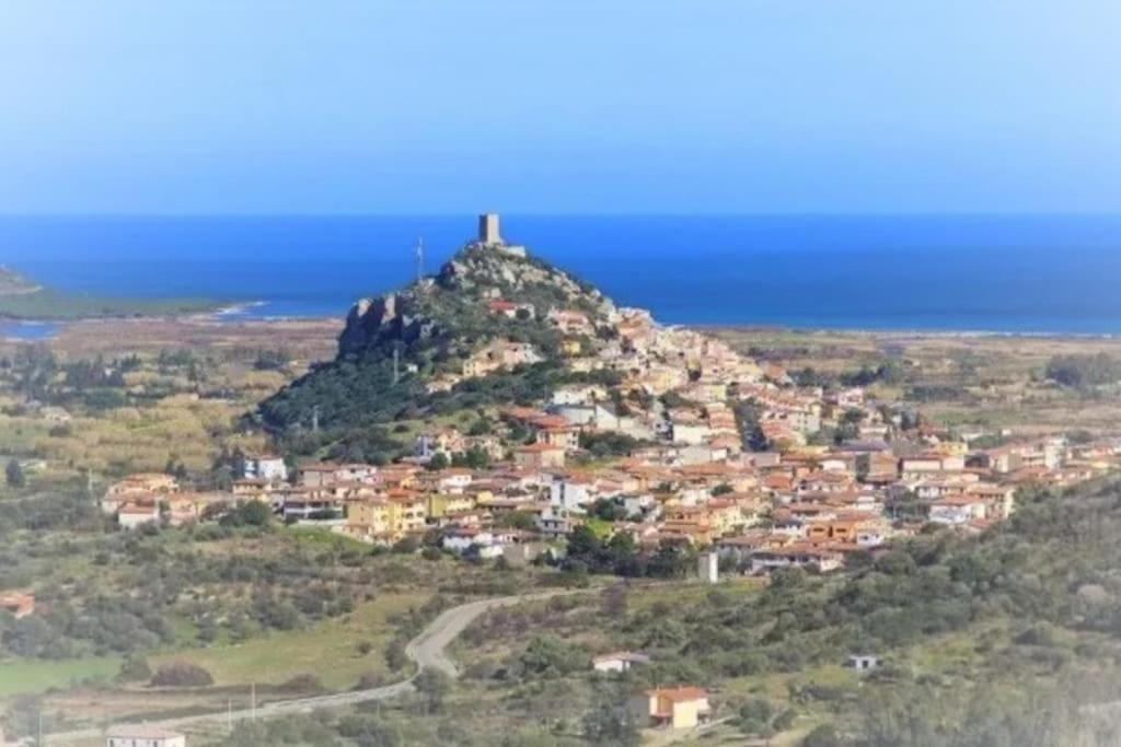 due appartamenti speculari con veranda e giardino, Posada, Italy ...