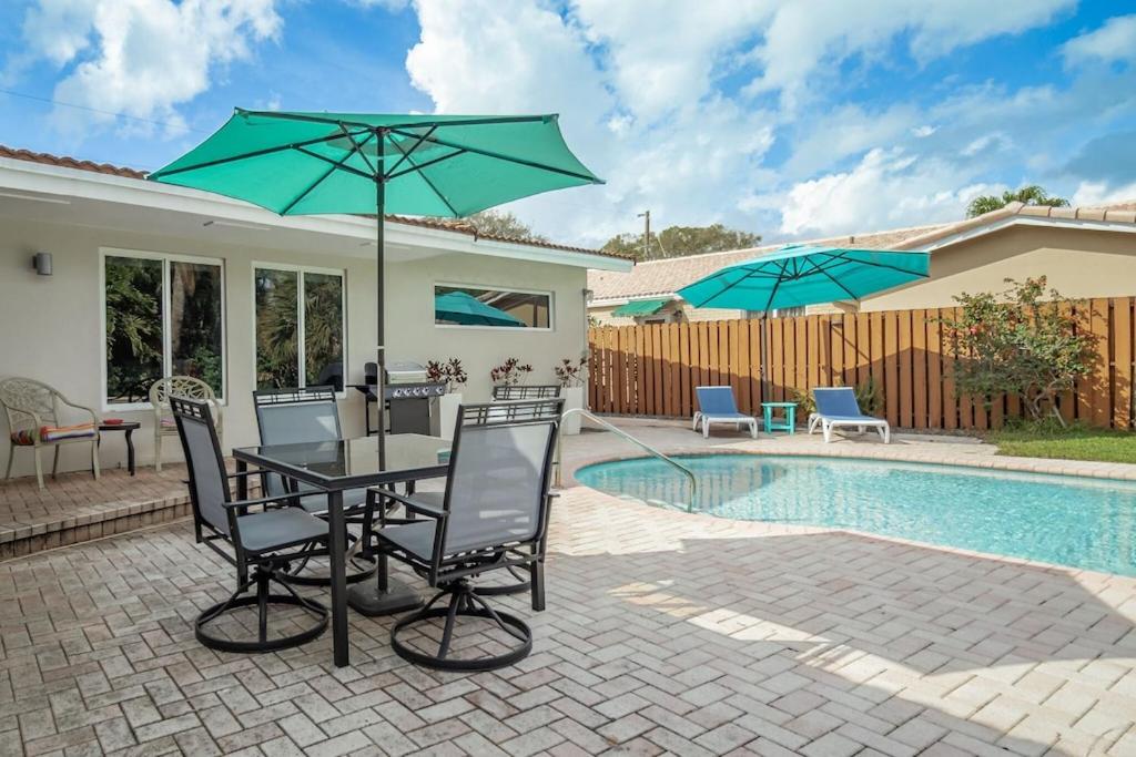 Spacious Fort Lauderdale HEATED Pool House, Grill and Beach 2.9 miles ...