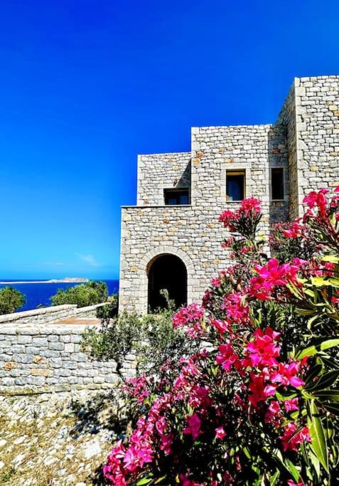 Cozy Cliff Tower w/ Breathtaking Sea Views, Áyios Yeóryios (updated ...