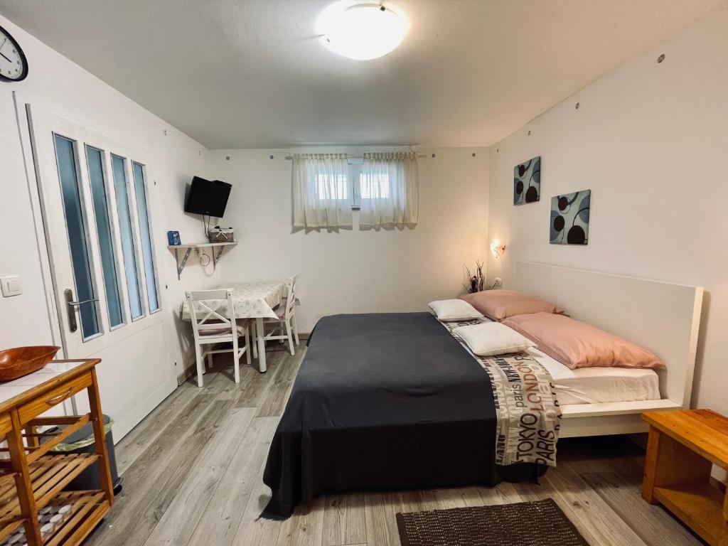 Cosy basement studio apartment by the sea, Brela, Croatia - Booking.com