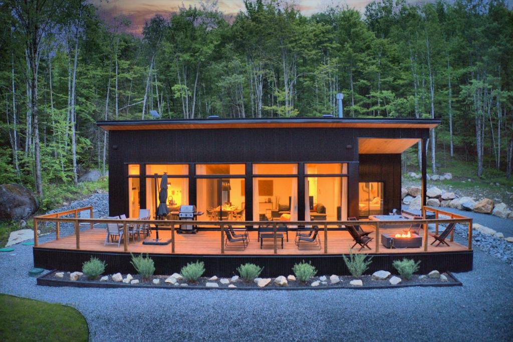 KALLM-Mont-Tremblant chalet with hot tub, pond & beach on private 7acre ...