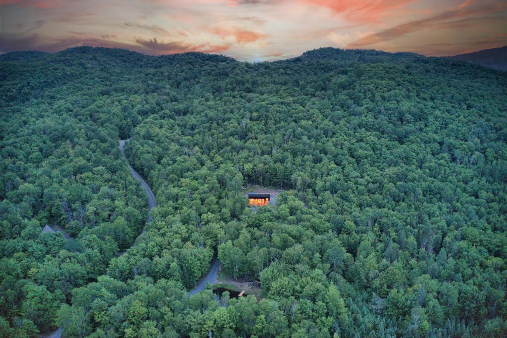 KALLM-Mont-Tremblant chalet with hot tub, pond & beach on private 7acre ...