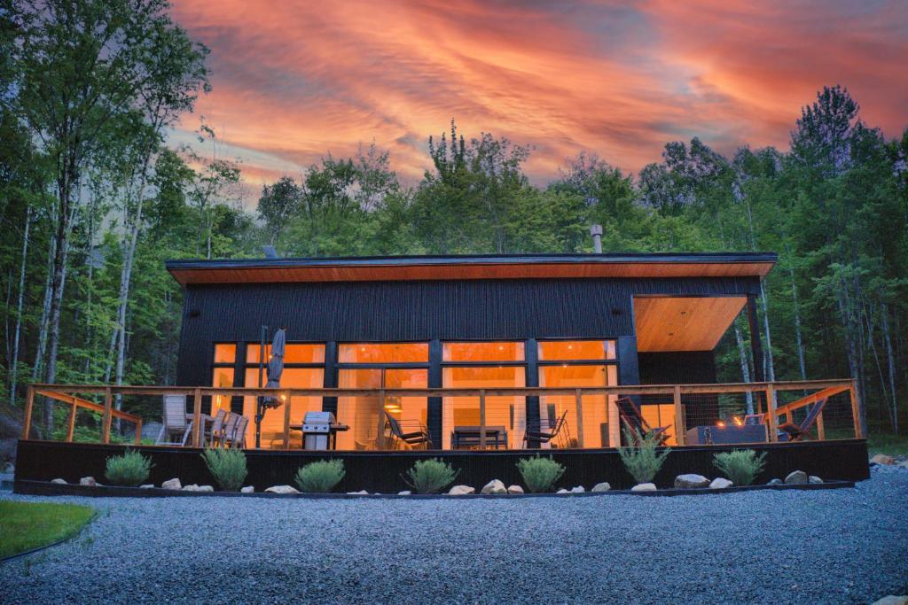 KALLM-Mont-Tremblant chalet with hot tub, pond & beach on private 7acre ...