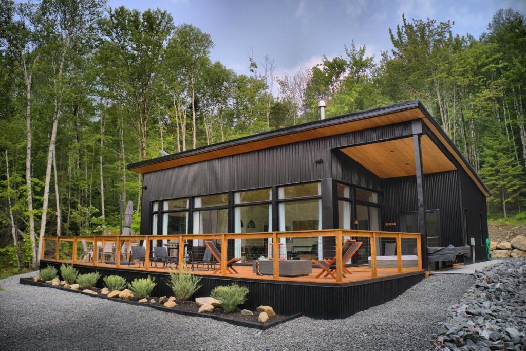 KALLM-Mont-Tremblant chalet with hot tub, pond & beach on private 7acre ...