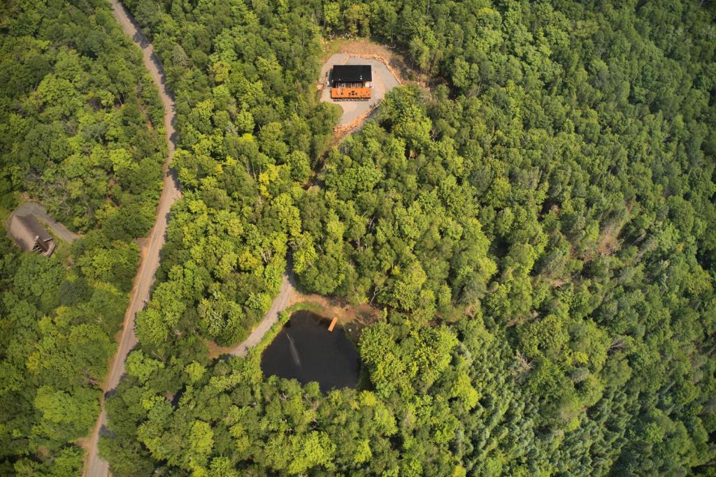 KALLM-Mont-Tremblant chalet with hot tub, pond & beach on private 7acre ...