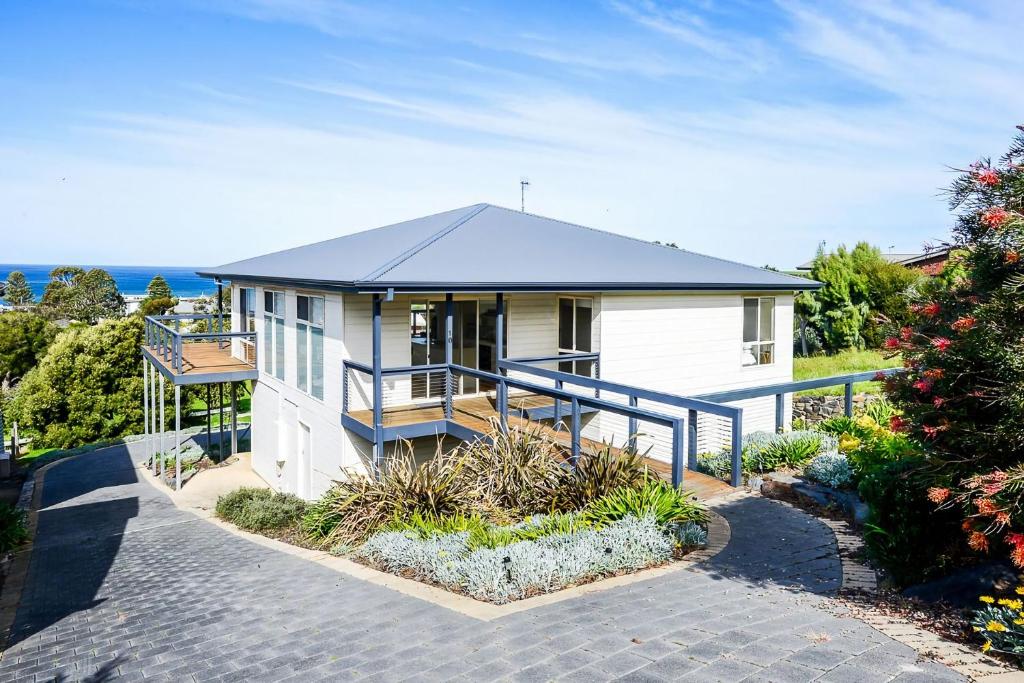 Stunning Two Storey Holiday Home with Amazing Views, Encounter Bay ...