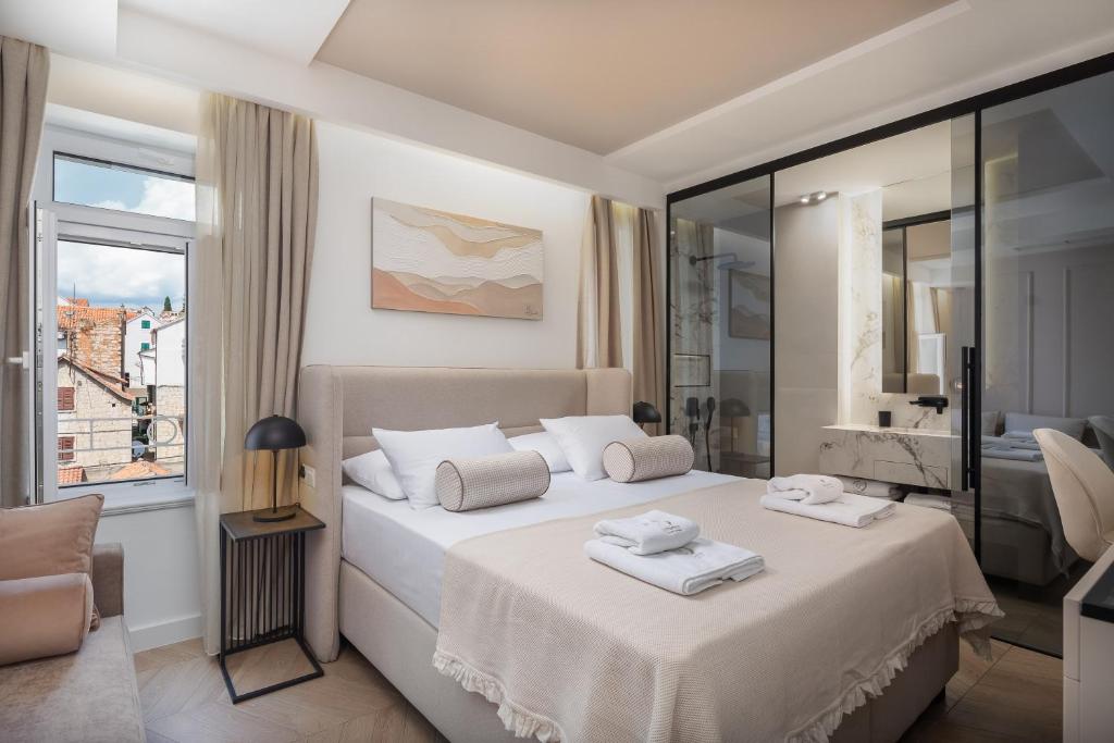 Le Prestige Luxury Rooms , Self Check-In, Minutes from Split Waterfront ...