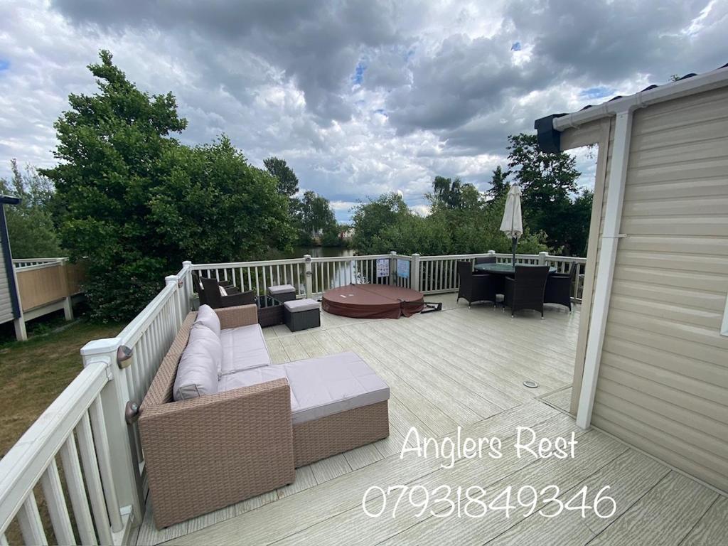 Anglers Rest, with Hot Tub and Private Fishing Peg, Tattershall ...