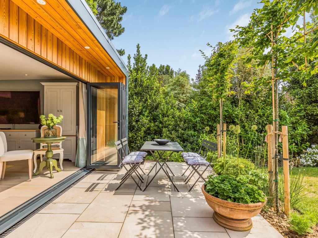 Charming Bosham Garden Lodge - Pass the Keys, Chichester (updated ...