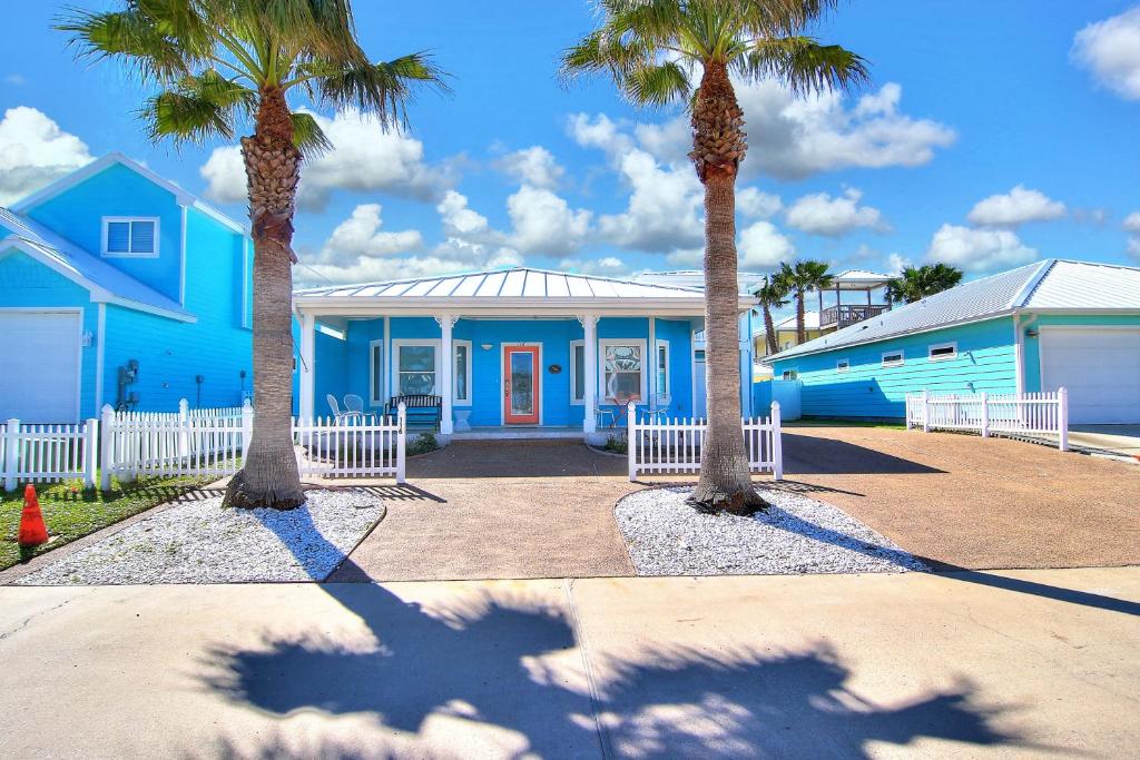 Coconut Hut-Garage Game Room!Shared Pool- Golf cart Boardwalk to Beach ...