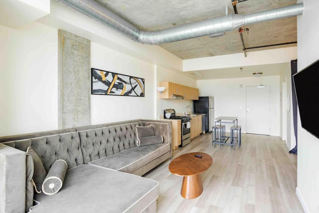 High Ceiling Apartment Los Angeles | Shelly Lighting