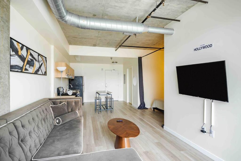 High Ceiling Apartment Los Angeles | Shelly Lighting