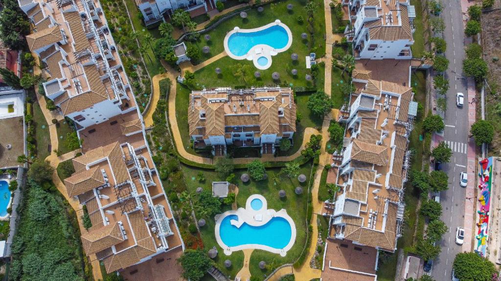 Apartment Modern apt with sea views, two poolareas, close to parks ...