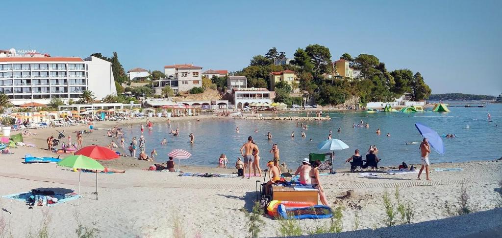 Apartments with a parking space Mundanije, Rab - 21543, Rab (updated ...