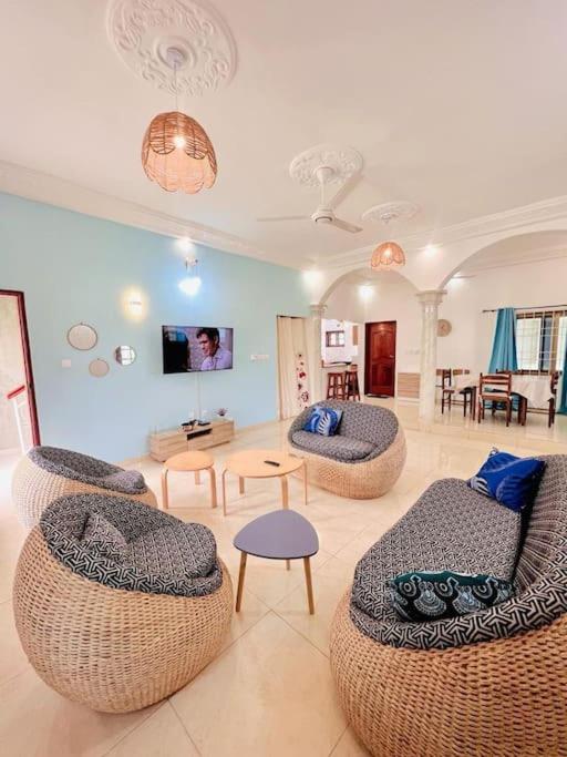 Belle villa avec rooftop sur la plage, Cotonú (precios actualizados 2025)