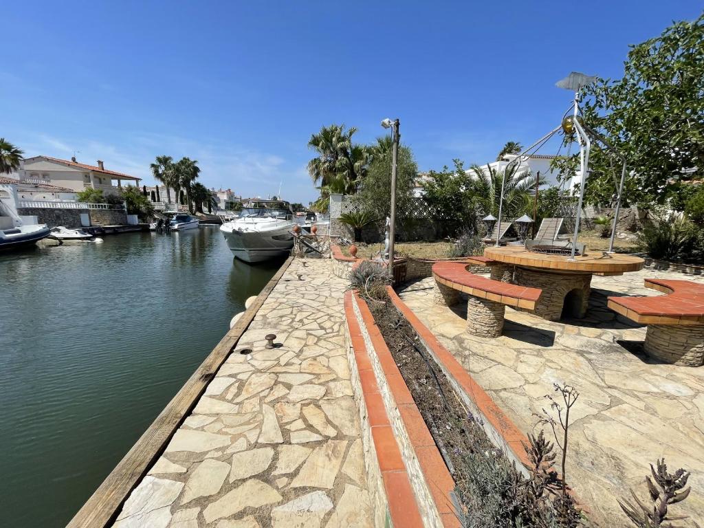 Holiday home Fluvia - Casa con amarre de 12 metros, Empuriabrava, Spain ...