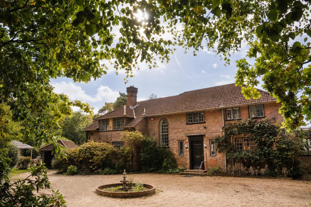 Large Country House with Stunning Views, 7 Acres, Hindhead (precios ...