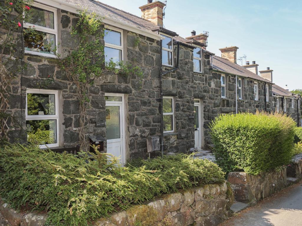 6 Maen Y Wern, Criccieth (updated prices 2025)