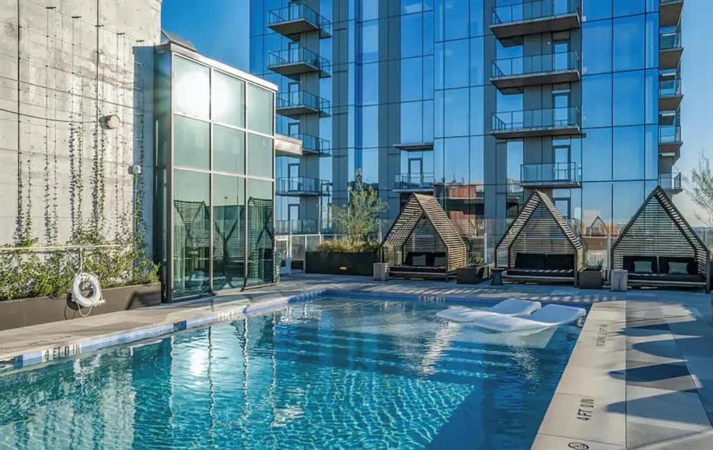 Austin Rogan Rooftop Pool 2BR by Barclé, Austin (updated prices 2025)