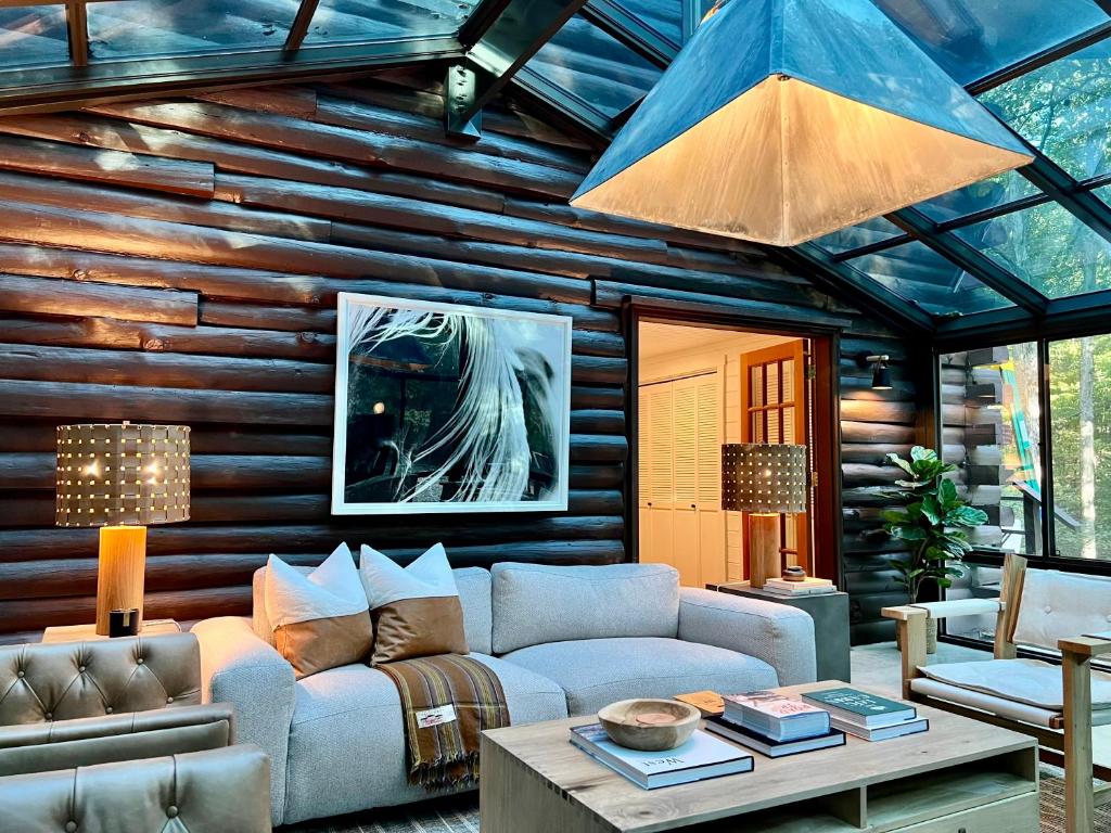 Glass Cabin, Eureka Springs (updated prices 2026)