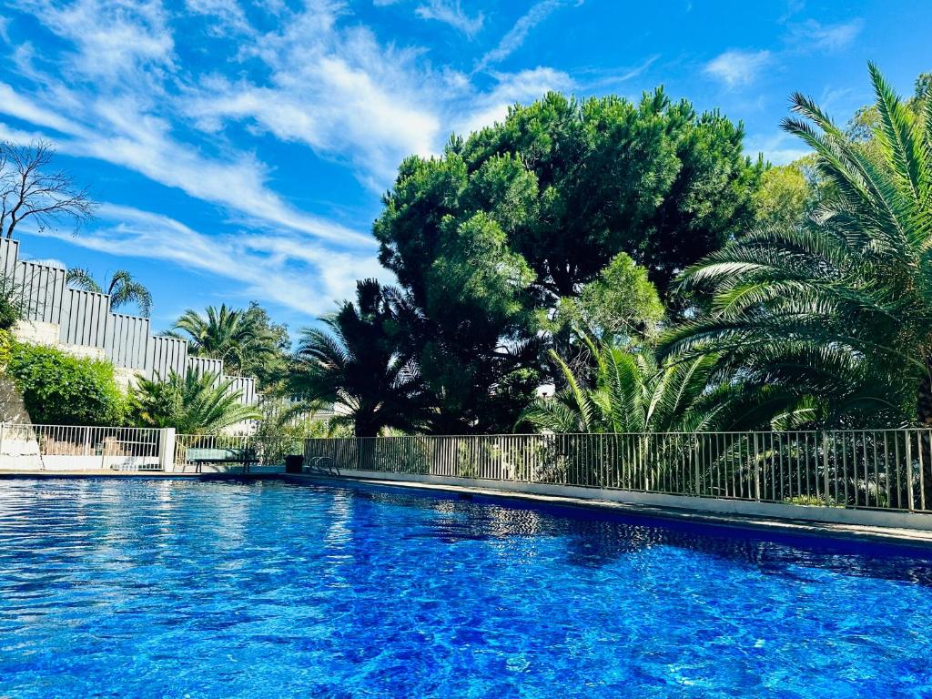 Luxury 130m2 AC, Terrace, Pool, Parking - Steps to beach, 5 min Palais ...