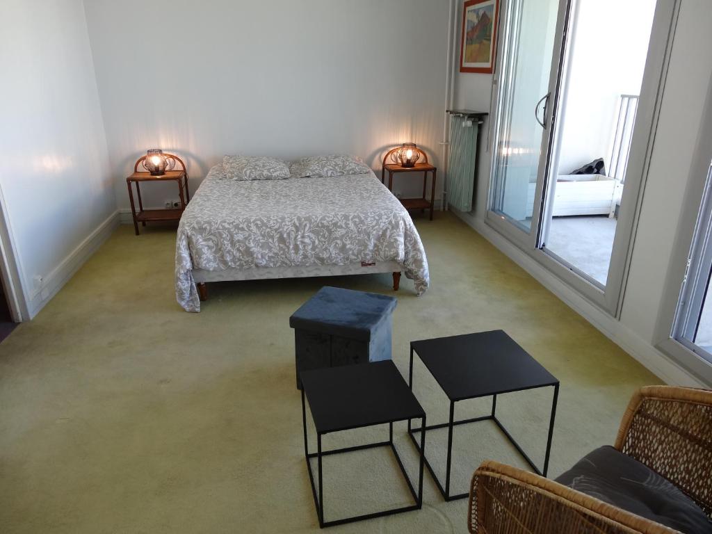 Jennifer, Paris (updated prices 2025)