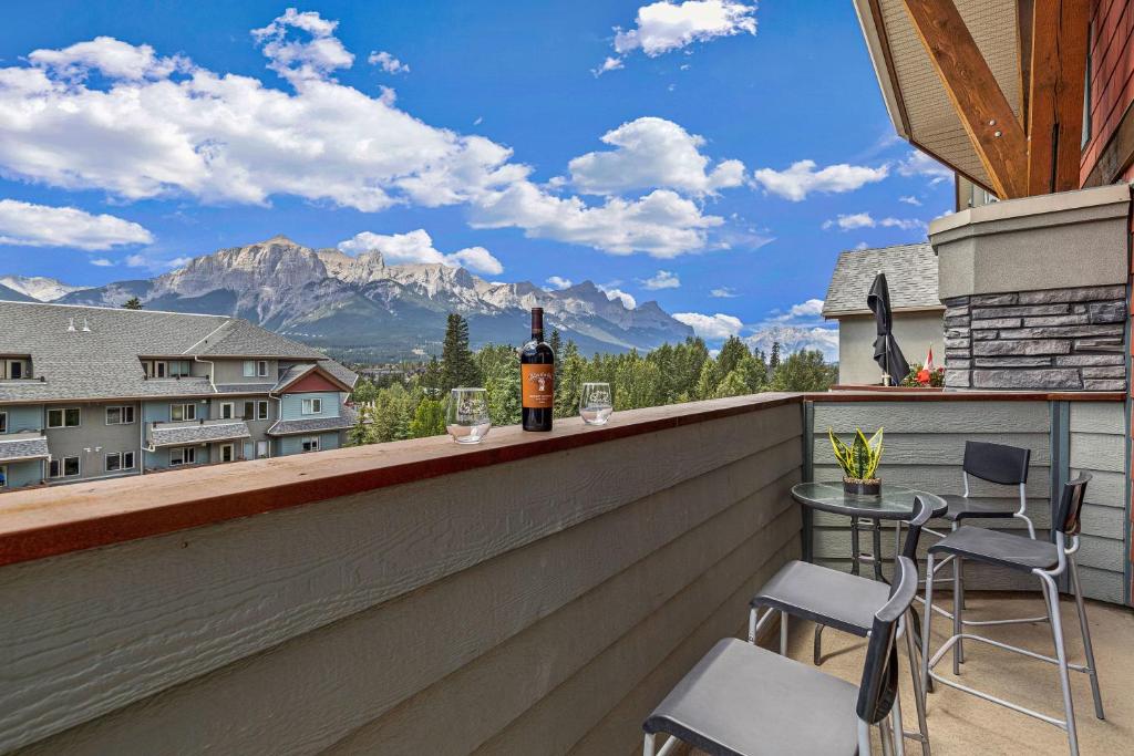 Top Floor Wolf - Best Views With Pool and Hot tub, Canmore (updated ...